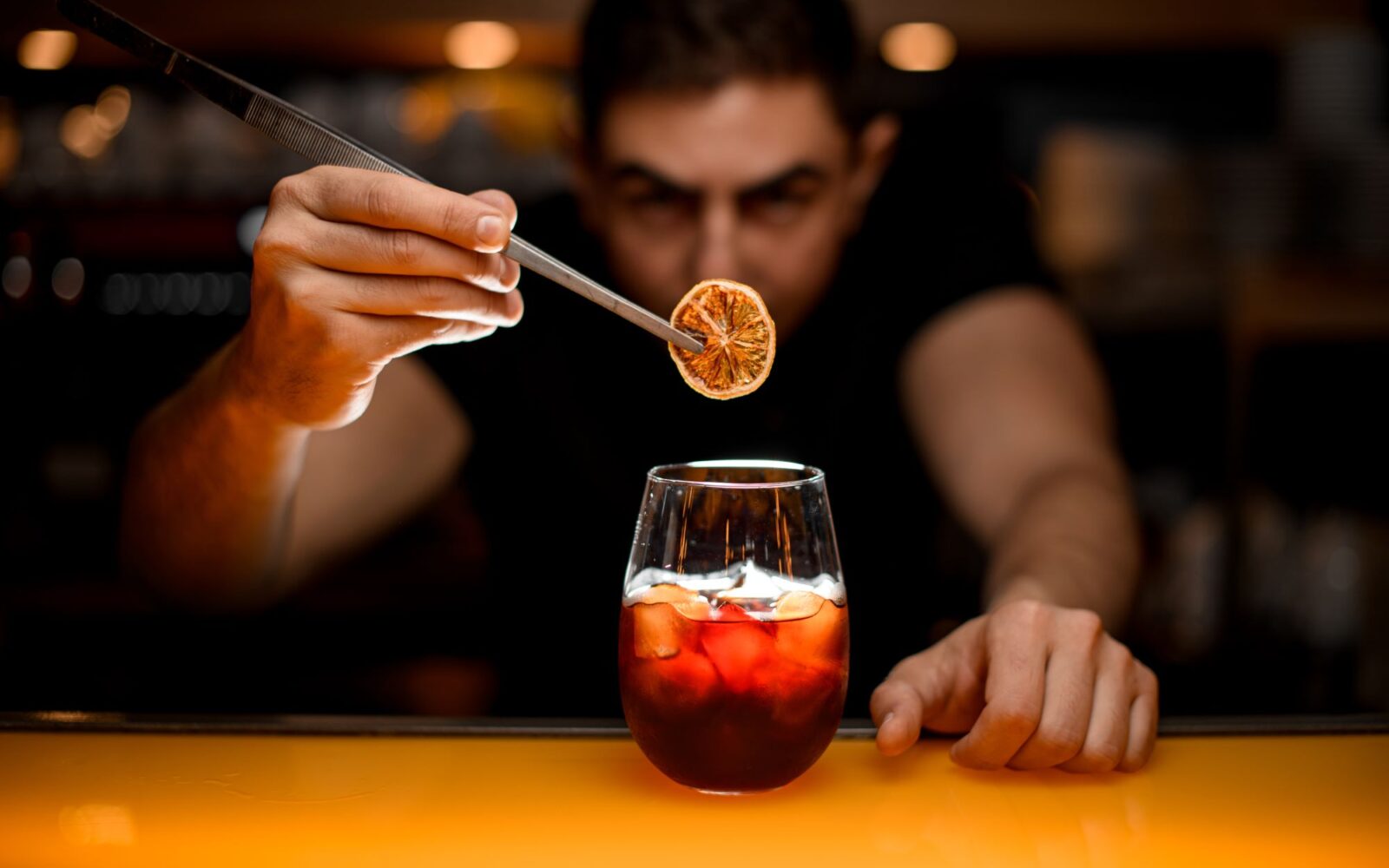 Garnish Perfecto: El Detalle que Transforma un Cóctel - Revista Ambigu